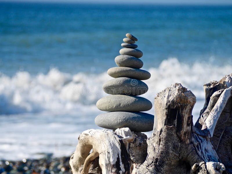 Een Piramide Van Stenen Op Het Strand Stock Foto - Image of vrede ...