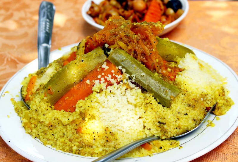 Een bord couscous stock foto. Image of gesmoord, courgette - 26874628
