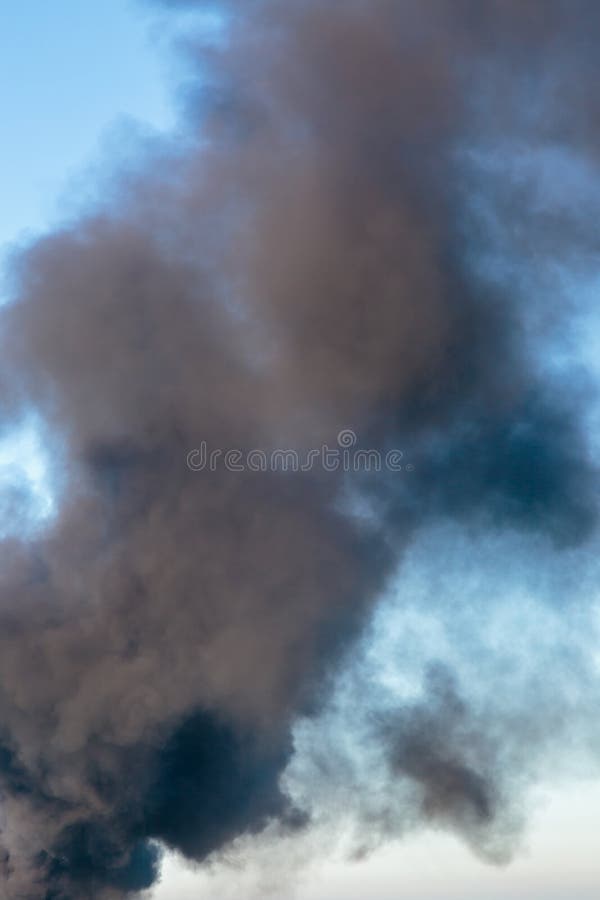 Een Pluim van Zwarte Rook stock foto. Image of buiten - 106564576