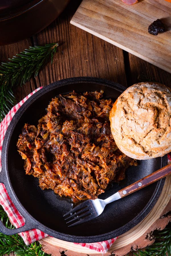 Een Poolse Bigos Met Worst En Gedroogde Pruimen Stock Afbeelding ...