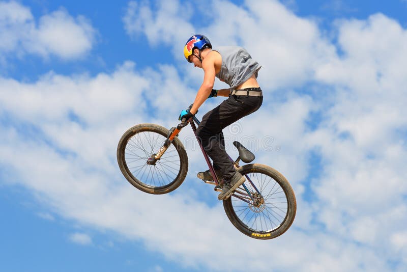 Een Professionele Fietser Tijdens De MTB (Mountain Biking) Wedstrijd Op ...