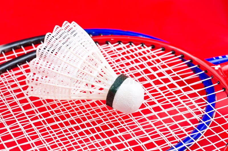 Twee Rackets In Rood En Blauw En Een Shuttle Voor Badminton Stock ...