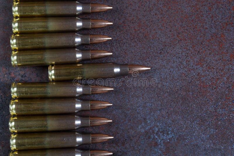 Een Rij Van Munitie Concept Het Eerste Schot Stock Afbeelding - Image ...