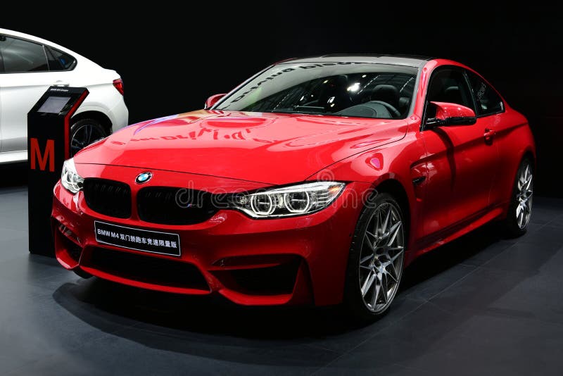 Een rode auto van BMW M4 redactionele fotografie. Image of achtergrond ...