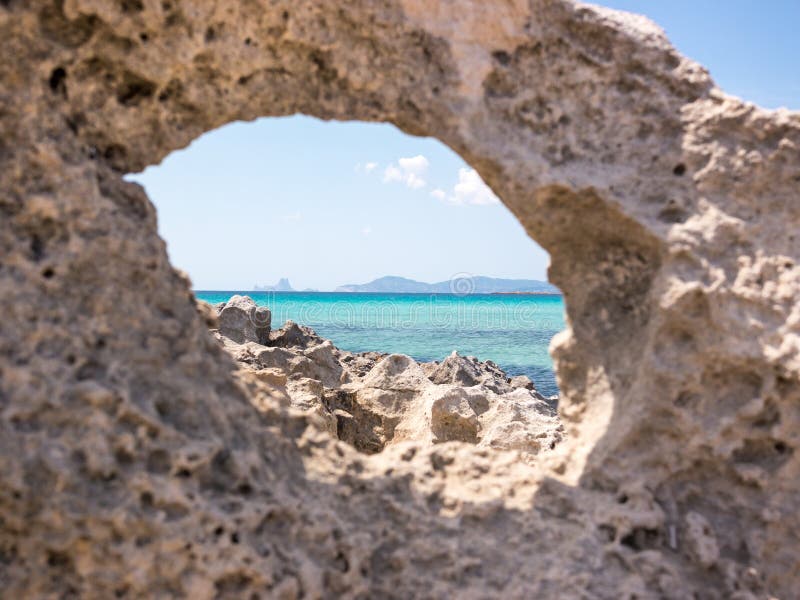 Een Rots aan het Overzees stock foto. Image of blauw - 85137718