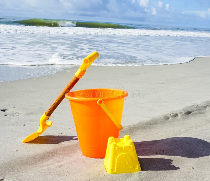 De Kuil Van De Schop, Van De Emmer En Van Het Zand Stock Afbeelding ...