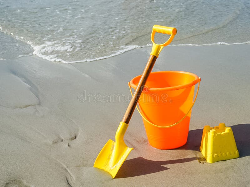 Een Schop En Een Emmer Op Het Strand Stock Foto - Image of seizoen ...