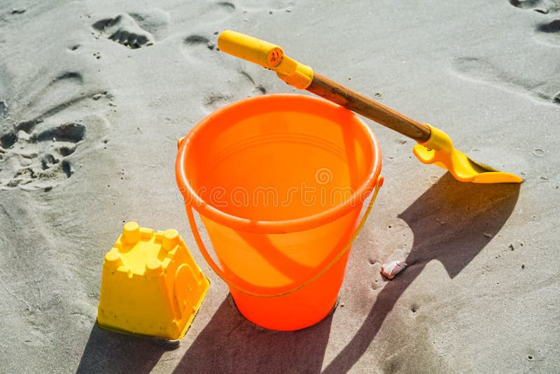 Een Schop En Een Emmer Op Het Strand Stock Foto - Image of zomer, water ...