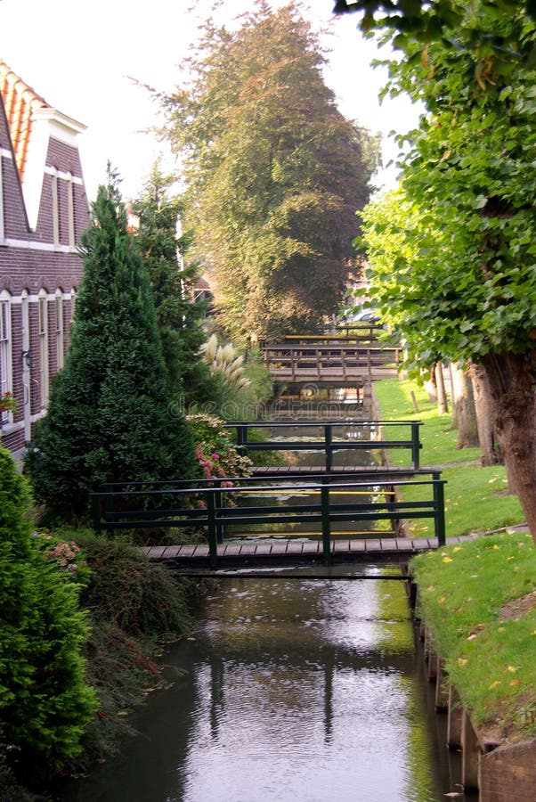 Een sloot stock foto. Image of houten, stad, duikers, gras - 6984148