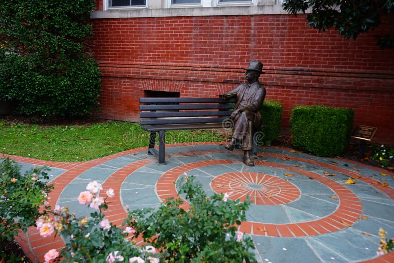 Standbeeld Met Bank in De Engelse Tuin Van Het Land Stock Foto - Image ...