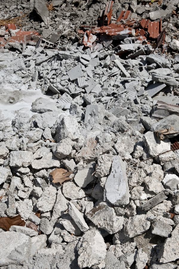 Een stapel van puin stock afbeelding. Image of schade - 27705129