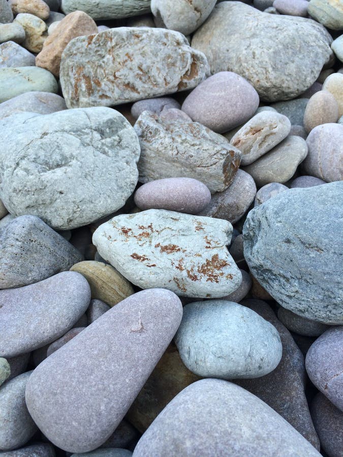 EEN STRAND VAN STENEN stock afbeelding. Image of tafereel - 143576035