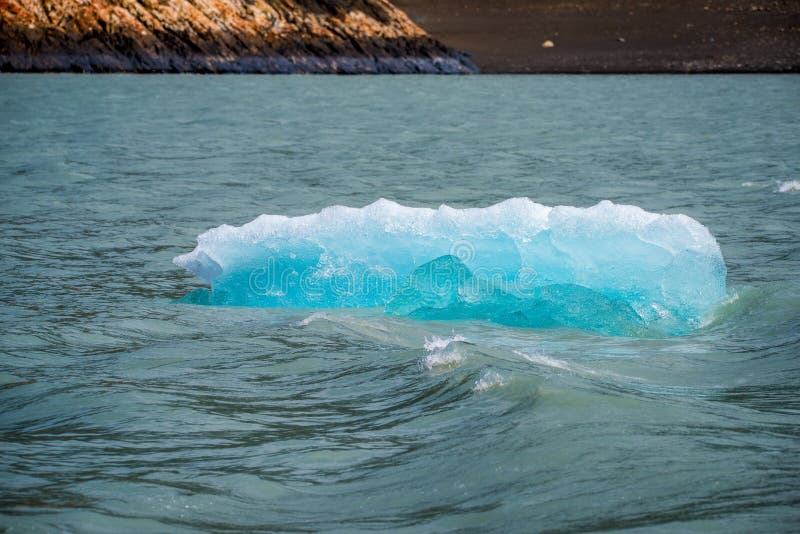 Een Stuk Van Ijs Drijft in Het Water Shevelev Stock Afbeelding - Image ...
