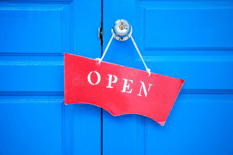 Een Teken Van De Proces Rood Open Deur Stock Foto - Image of hangen ...