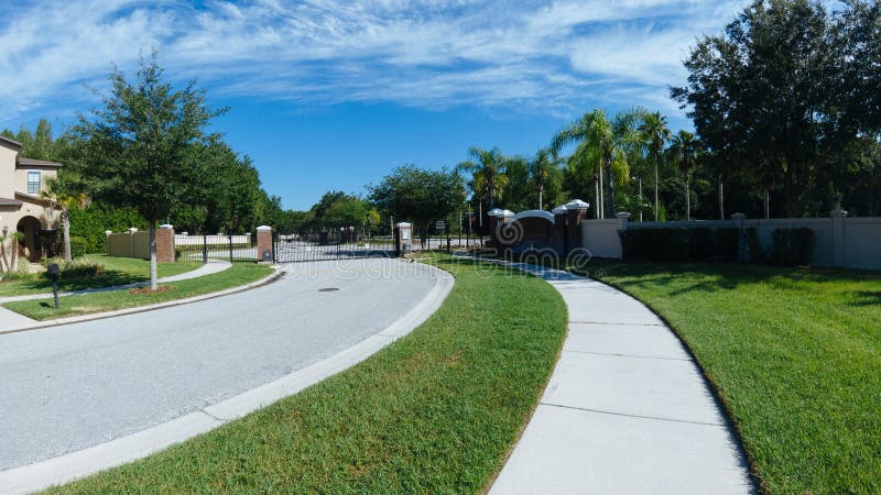 Het Typische Huis Van Florida in Het Platteland Met Palmen, Tropische ...