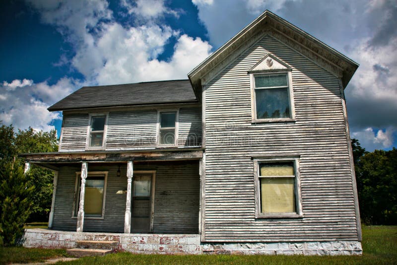 Een verlaten oud huis stock afbeelding. Image of huis - 6141161