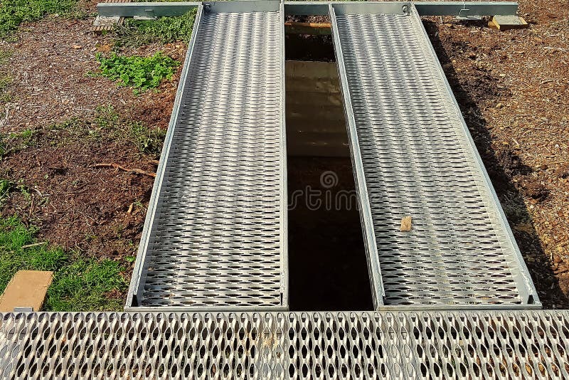 Een Vers Gegraven Open Graf Stock Foto - Image of begrafenis, gras ...