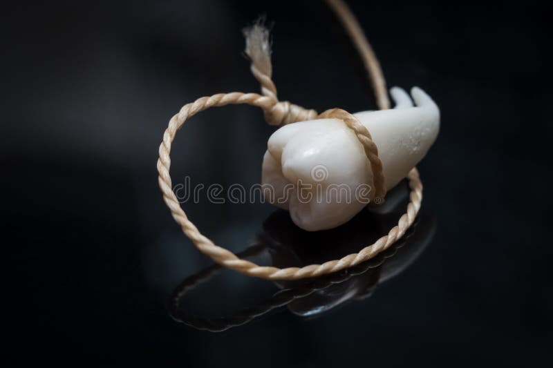 Oude Vrouw Met Tandpijn, De Close-up Van De Tandenpijn Stock Foto ...