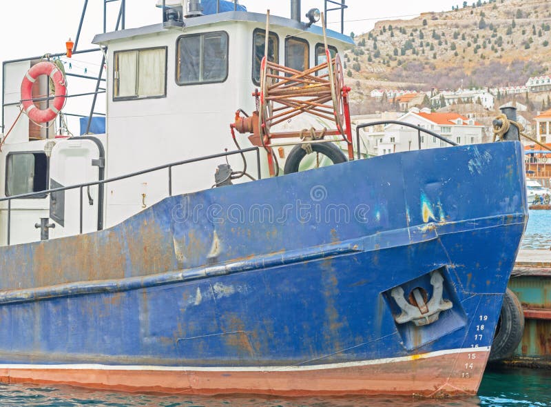 Een vissersboot stock afbeelding. Image of vreedzaam - 93271043