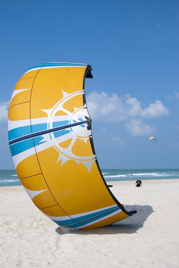 Een vlieger bij een strand stock afbeelding. Image of pensionair - 12563583