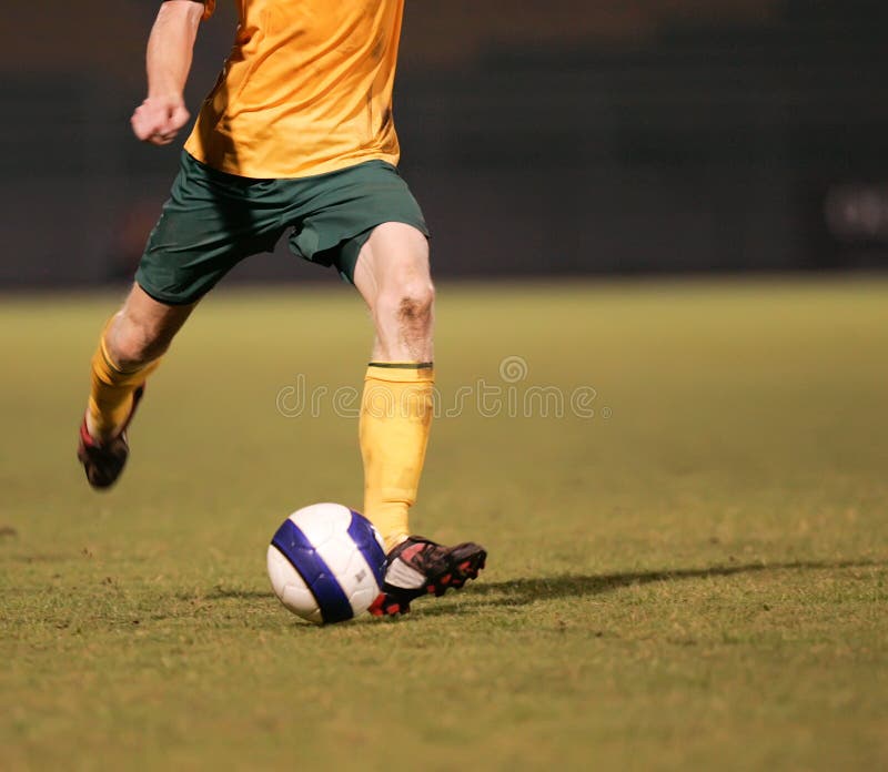 Een voetballer stock foto. Image of kampioen, nacht, rood - 5486746