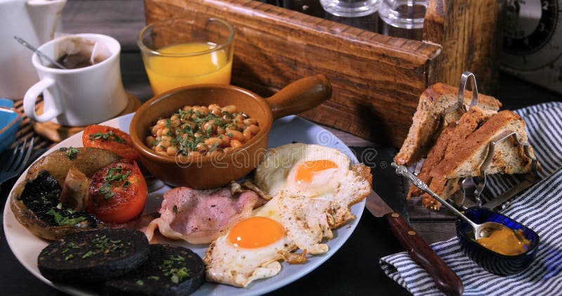 Traditioneel Engels Ontbijt Stock Foto - Image of brood, paddestoelen ...