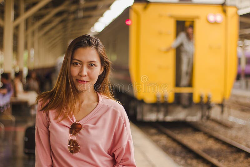 Een Vrouw Bevindt Zich Met Een Trein in De Post Stock Afbeelding ...