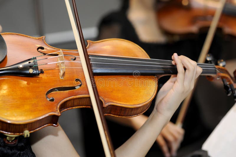 Een Vrouw Die De Viool Speelt Stock Foto - Image of boog, prestaties ...