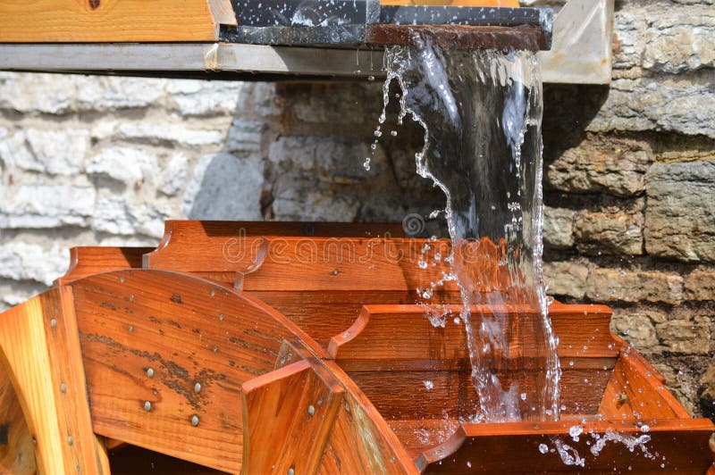 Een Waterwiel Op Een Gebouw Stock Foto - Image of buiten, onderzoek ...