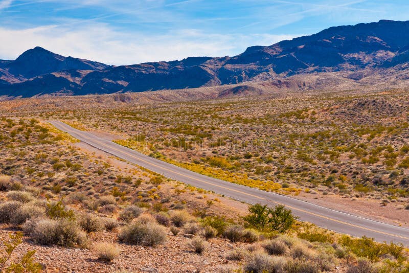 Een Weg in De Woestijn Van Nevada, Stock Foto - Image of lood, vervoer ...