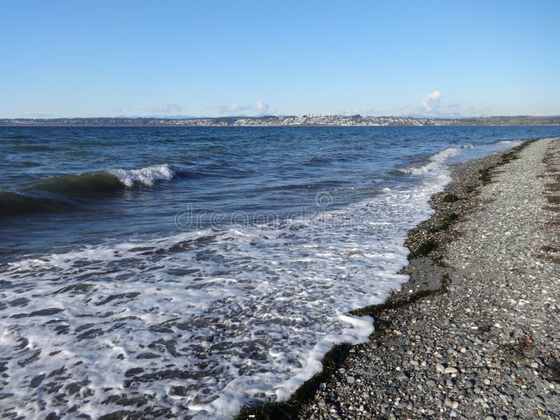 Een Winderige Dag Op Het Strand Stock Afbeelding - Image of bestemming ...