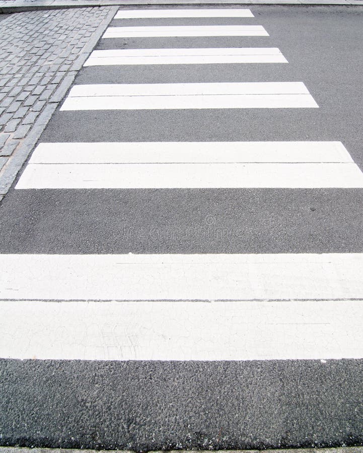 Een zebrapad stock afbeelding. Image of richting, veiligheid - 30907809