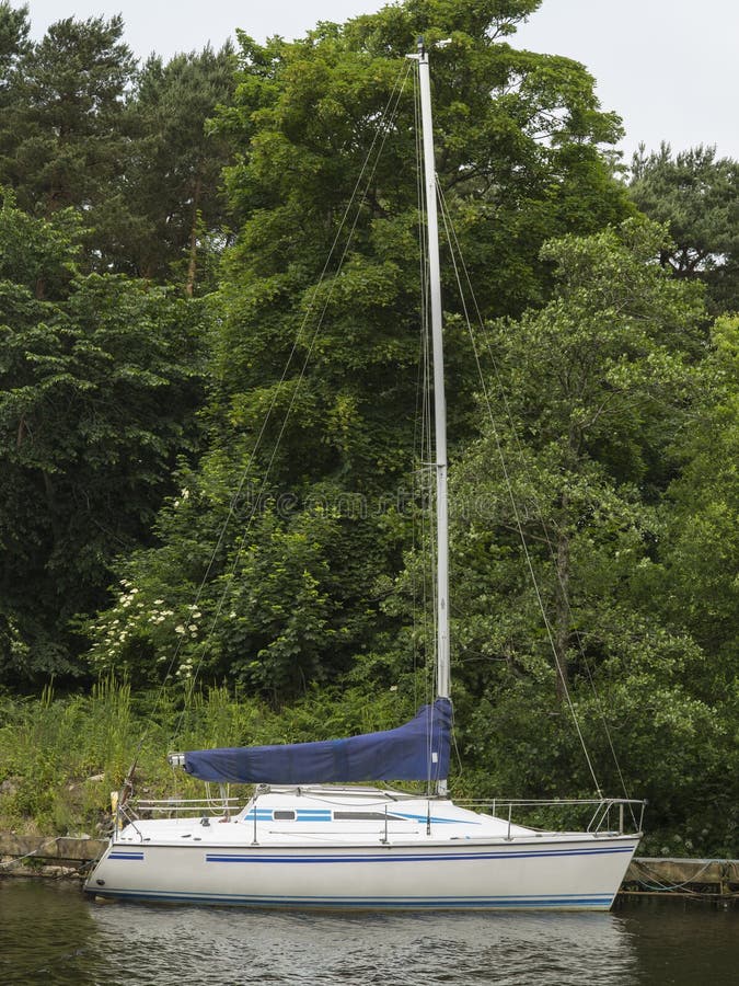 Een zeilboot stock afbeelding. Image of boot, reis, roeien - 32256885