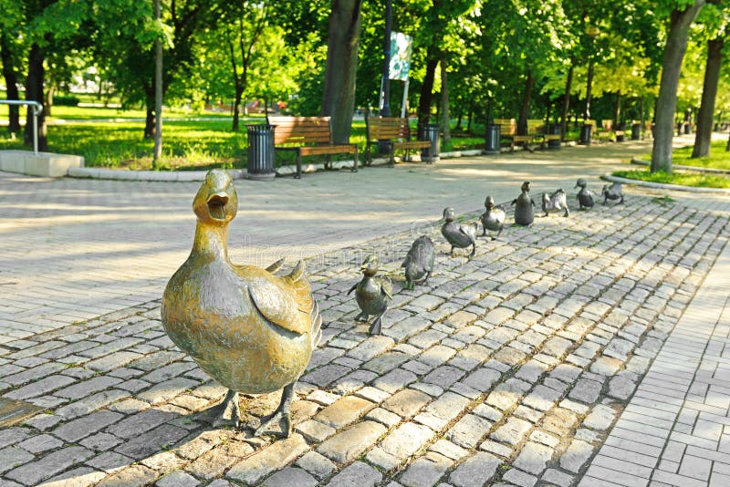 Eend Met Eendjes Beeldhouwwerk in Novodevichy-Park Moskou Stock ...