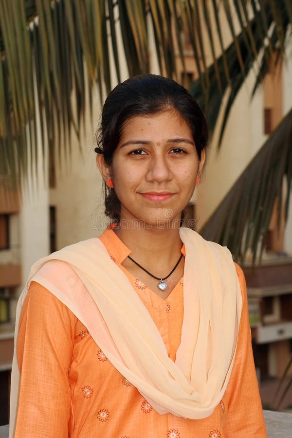 Eenvoudig Indisch meisje stock afbeelding. Image of meisje - 9579785