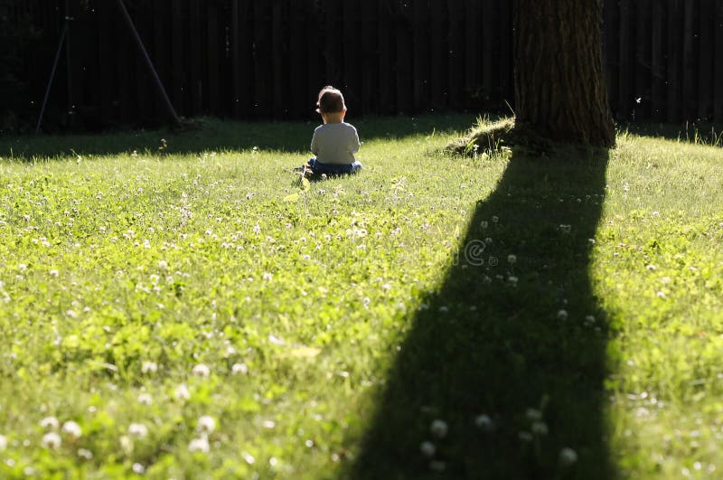 Eenzaam kind stock afbeelding. Image of huilen, droefheid - 24612833