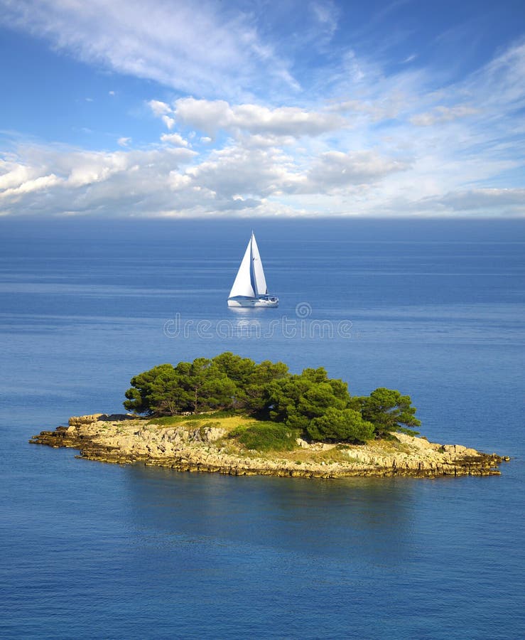 Eenzaam Wit Zeil Dichtbij Eiland Stock Afbeelding - Image of zeil ...