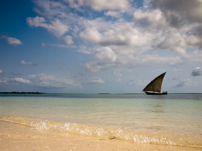 Een Eenzame Boot Die Op Zee Drijft Stock Foto - Image of oceaan ...