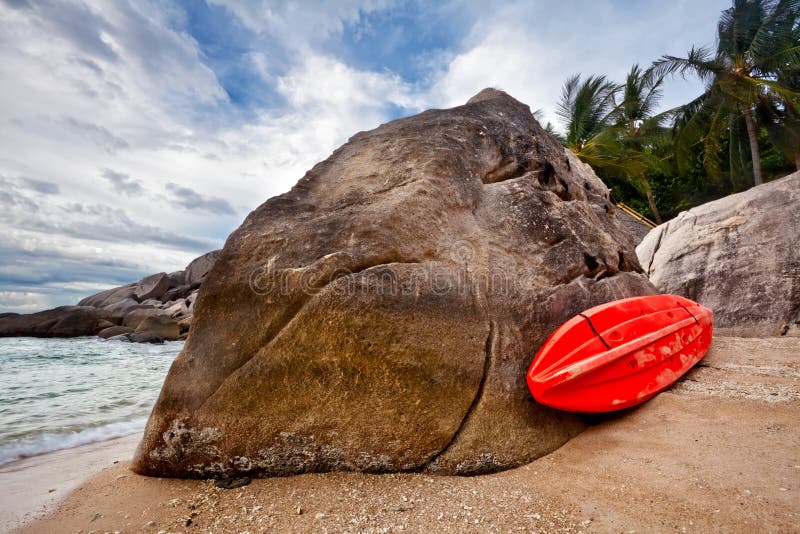 Eenzame Rode Kajak Bij Tropisch Stock Afbeelding - Image of oceaan ...