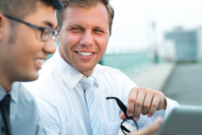 Effektivt samarbete arkivfoto. Bild av kollega, glad - 32040148