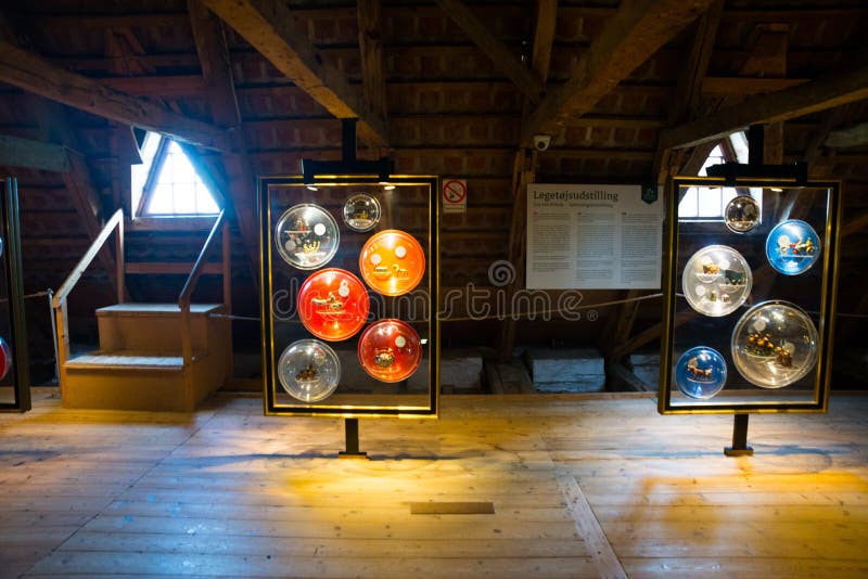 Egeskov castle and cannon editorial photo. Image of cannon - 19349126