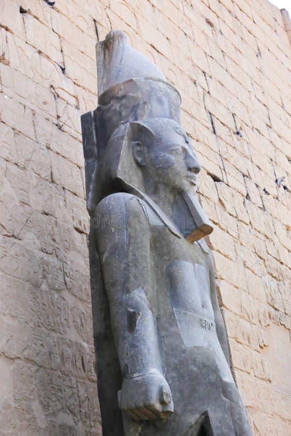 Egyptian King Statue at Luxor Temple Editorial Image - Image of arabic ...