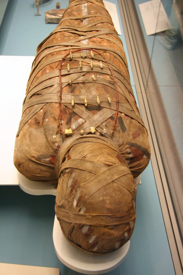 Egyptian Mummy Living Statue Editorial Photo - Image of sitting ...