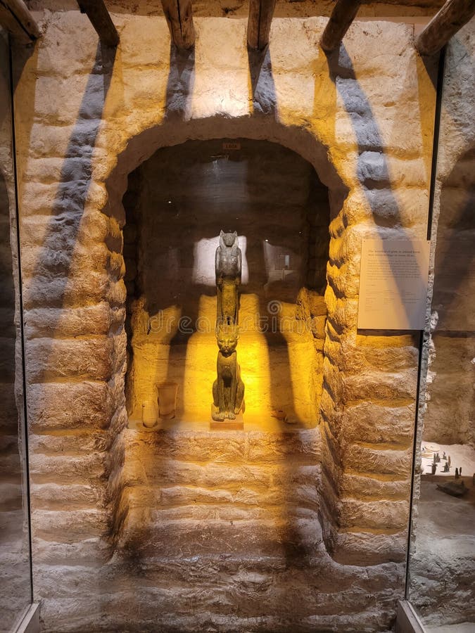 Egyptian Statue Exhibit at Field Museum in Chicago Editorial ...