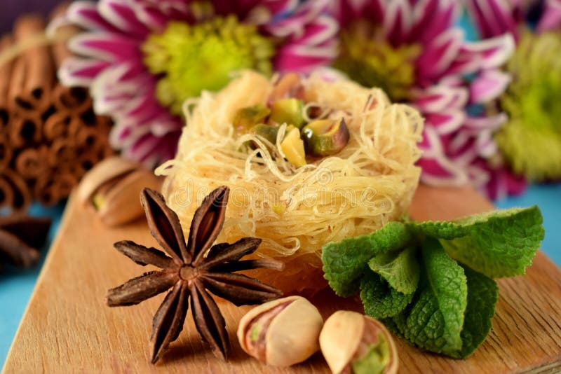 Egyptisch Die Dessert Kunafa Van Kataifideeg Wordt Gemaakt Met Pistache ...