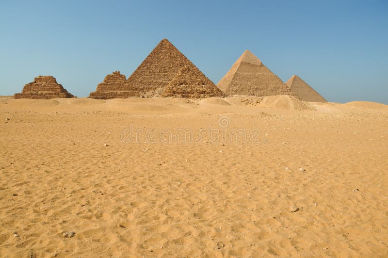 Egyptische Piramides In De Woestijn Stock Foto - Afbeelding bestaande ...