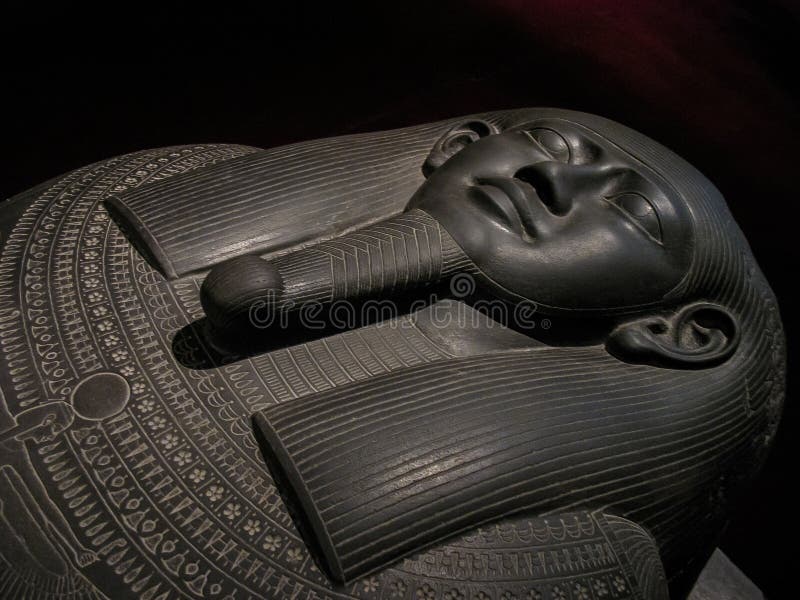Egyptisk Sarkofag Av Den Svarta Stenen Arkivfoto - Bild av antoine ...