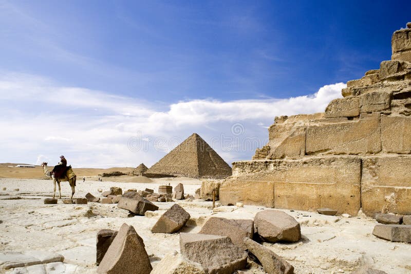 Egyptiska stora pyramider fotografering för bildbyråer. Bild av ...