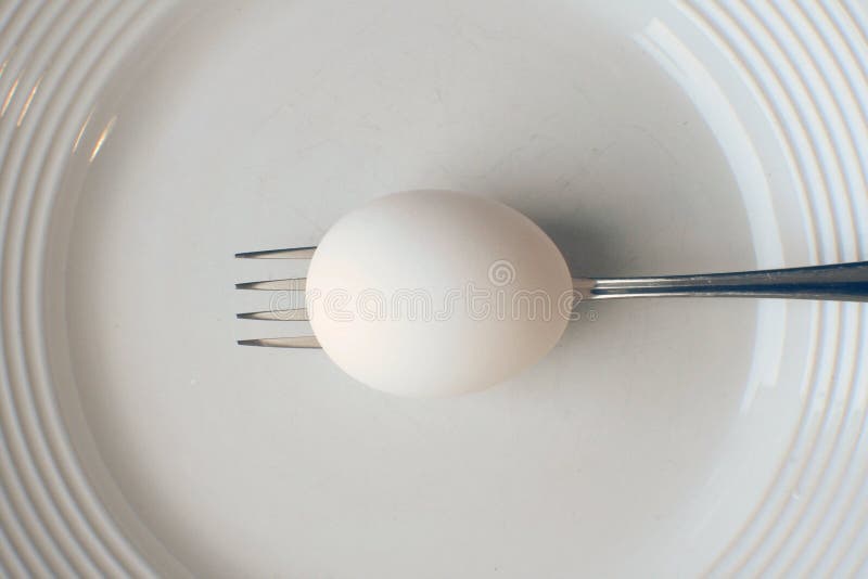 Ei, plaat en vork stock foto. Image of hongerig, eten - 3578870