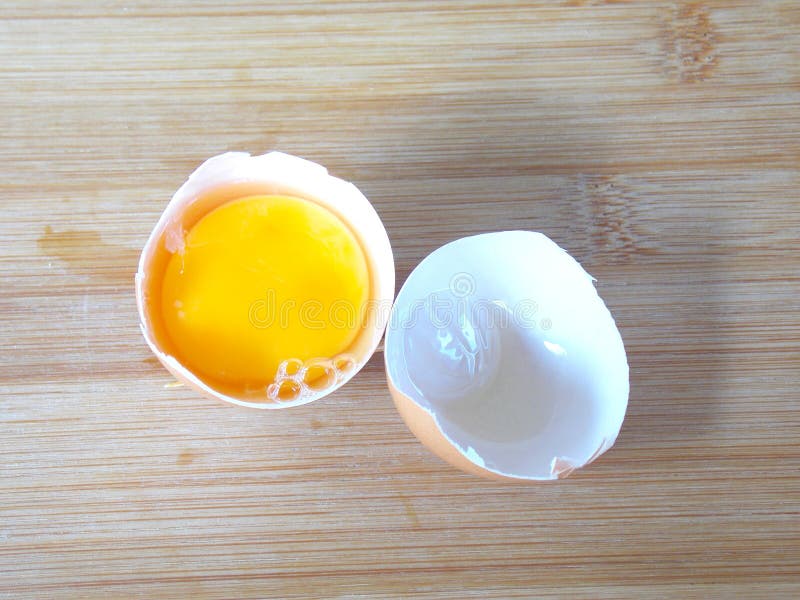 Ei und Eigelb stockbild. Bild von hintergrund, kochen - 64059797
